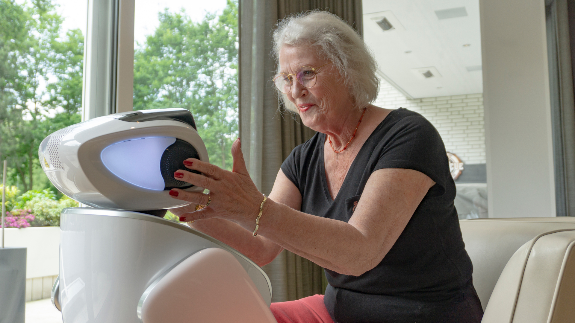 Zorgrobot SARA vermaakt ouderen en biedt structuur | FME